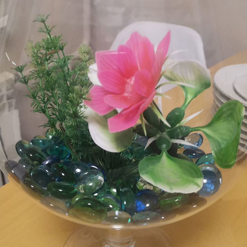 Аквариум с камешками и искусственной зеленью