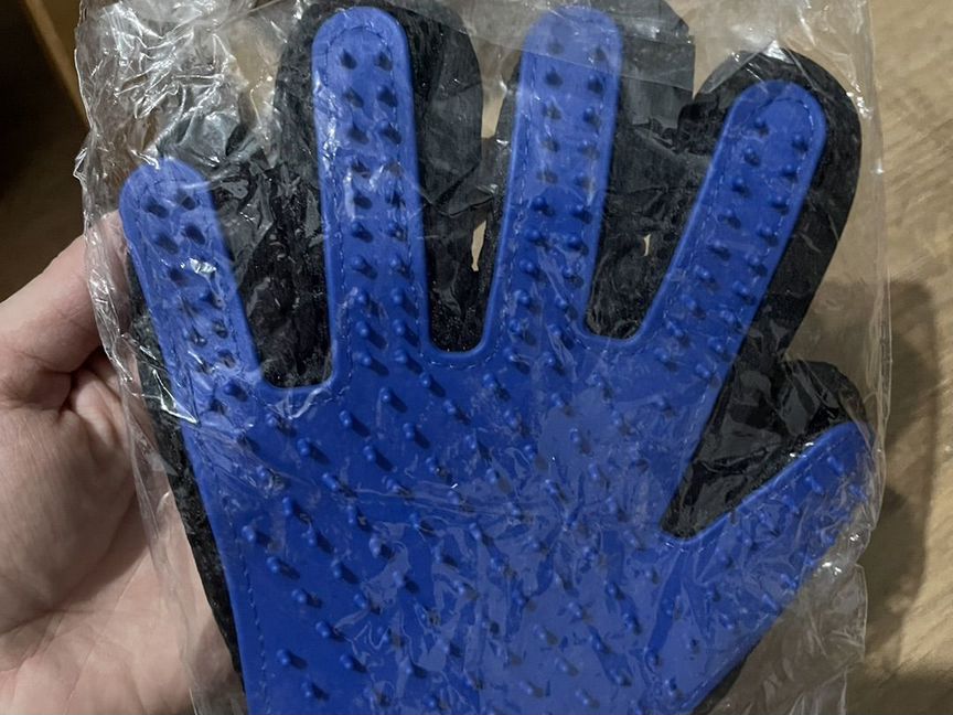 Перчатка для вычесывания шерсти