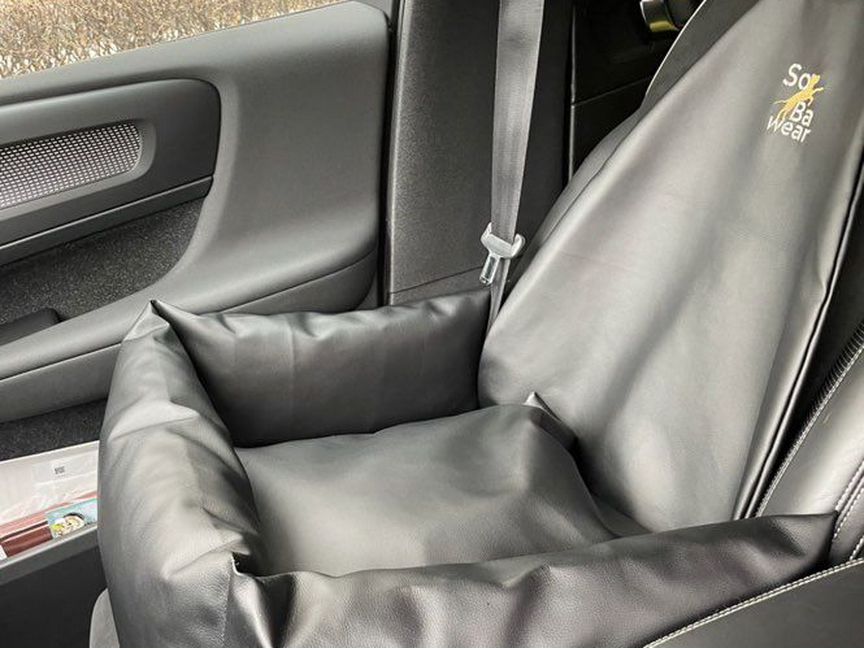 Кожанное автокресло для собак