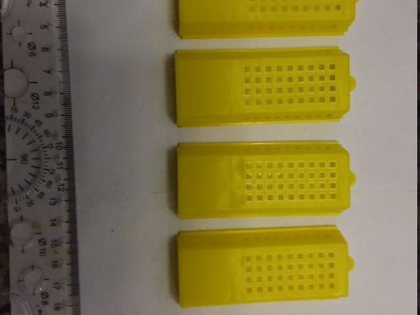 Клеточка для пчелиной матки