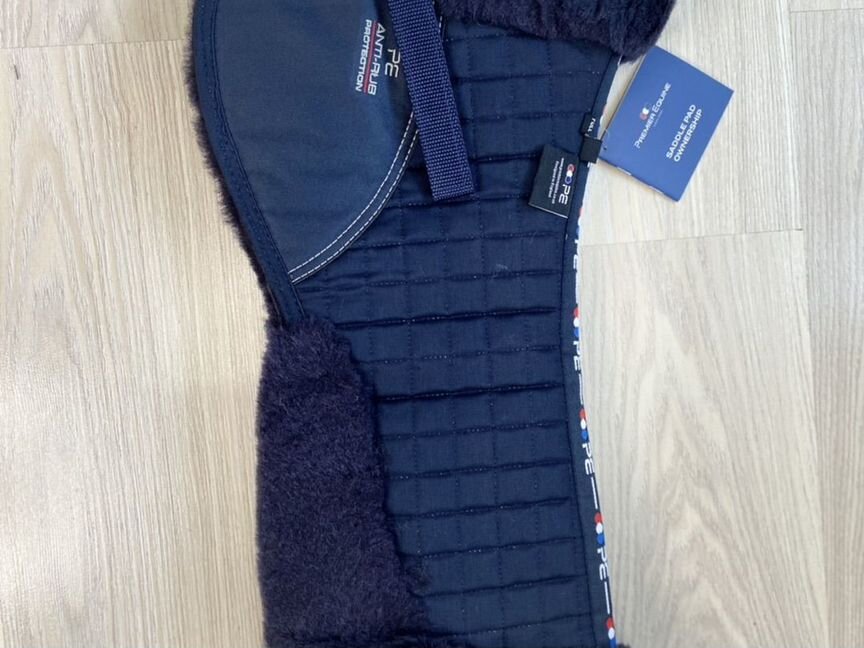 Меховушка под седло новая ре