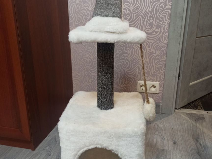 Домик для кошек с когтеточкой и игрушкой