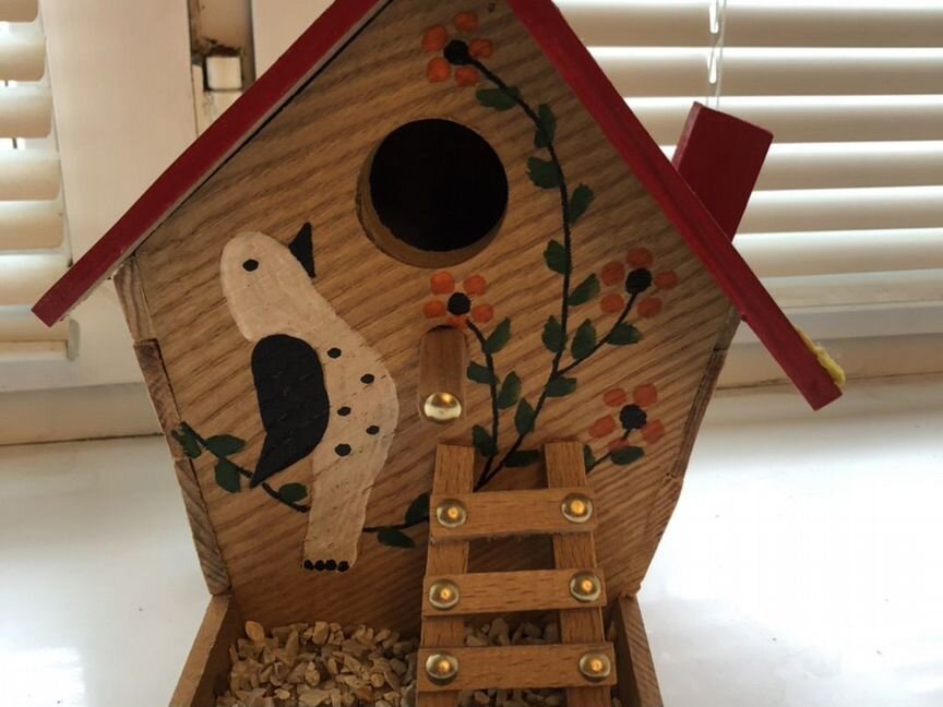 Кормушка для белок и Скворечник деревянный