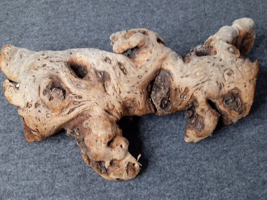 Для декора тяжёлая коряга, везли с Греции