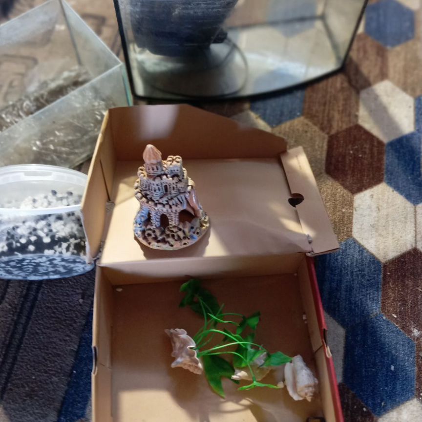 Аквариум, замок, камушки, ракушки, фильтр