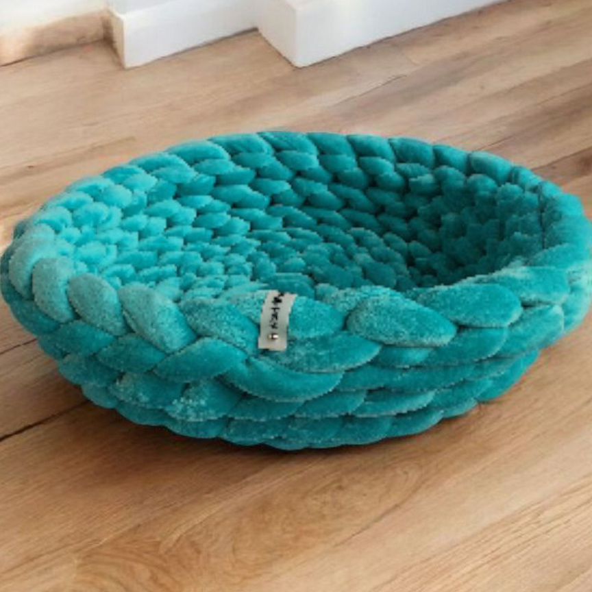 Лежанка для собак и кошек ручная работа