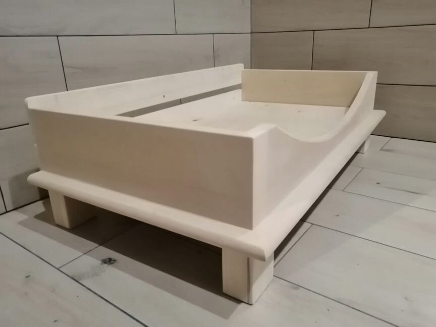 Лежанка для собак деревянная