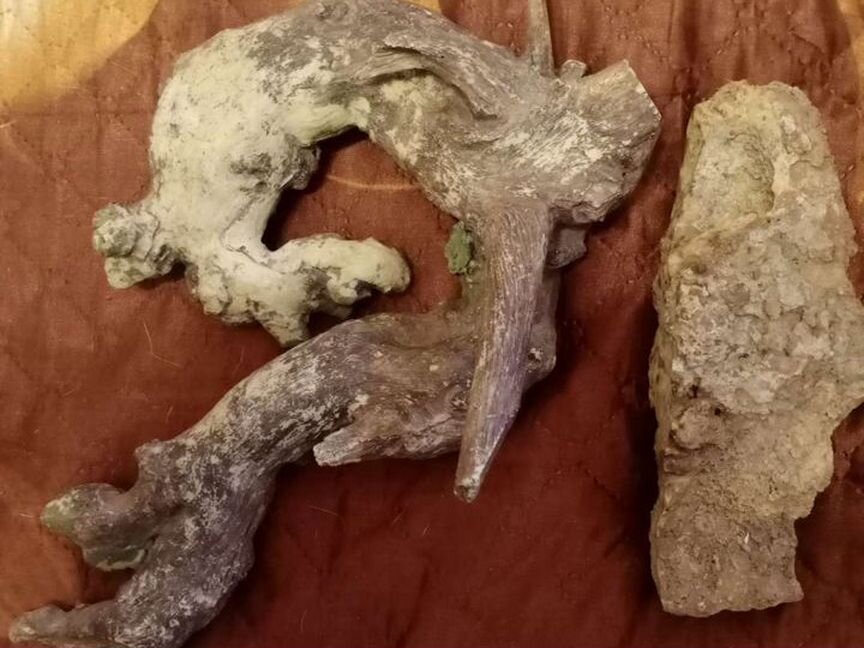 Корона и камень для декора в террариум