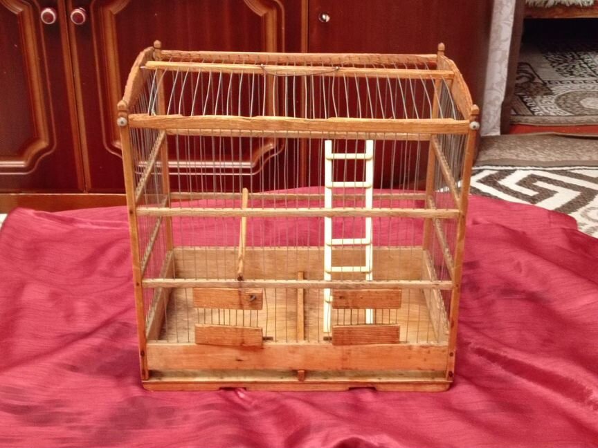 Деревянная клетка для попугая