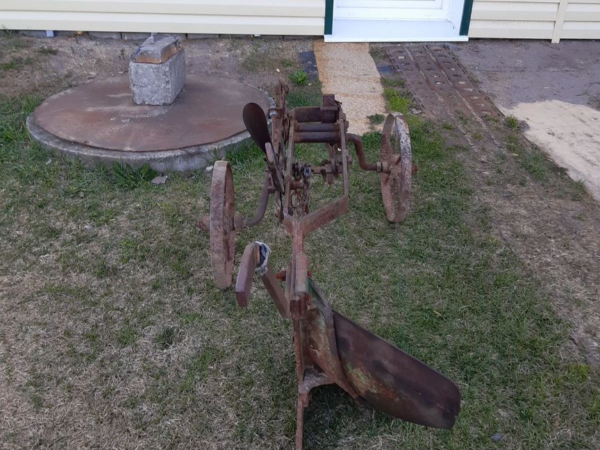 Плуг конный двухколёсный регулируемый