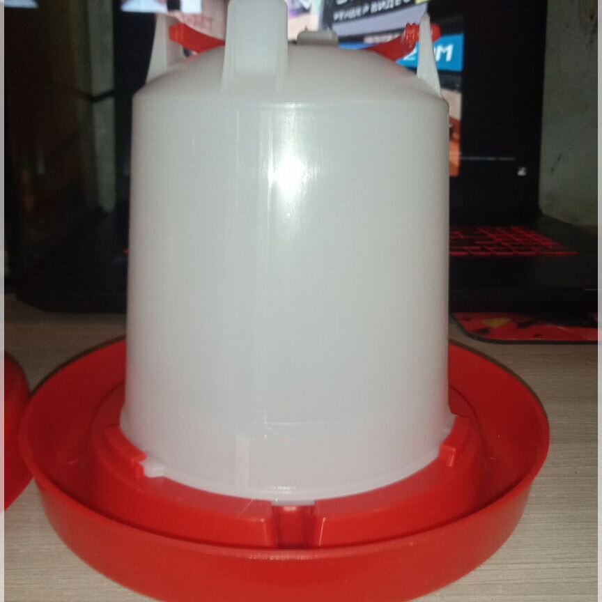 Поилка для куриц и цыплят