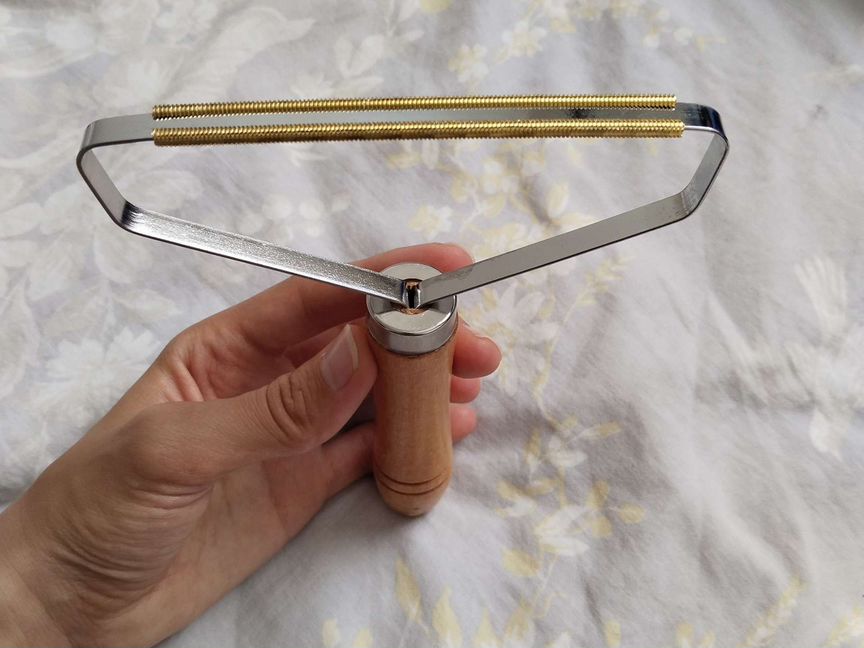 Скребок щетка для одежды от шерсти и катышек