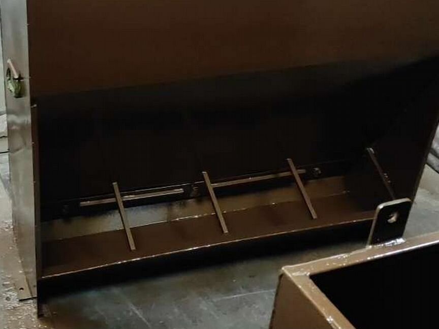 Бункерные кормушки для группового откорма свиней