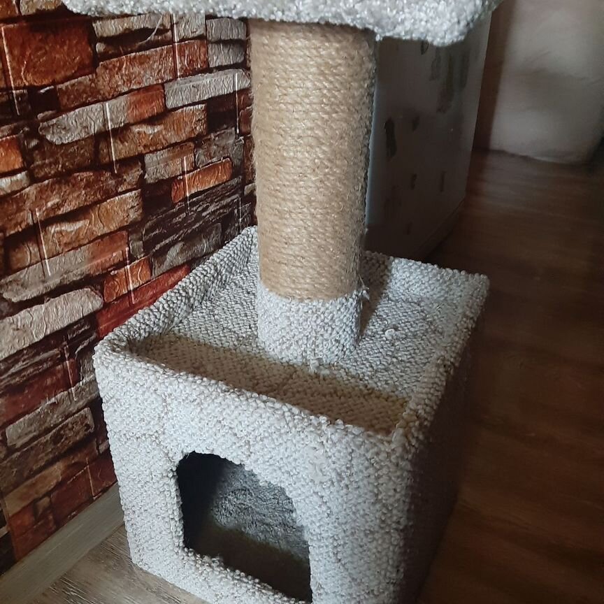 Когтеточка с домиком для кошки