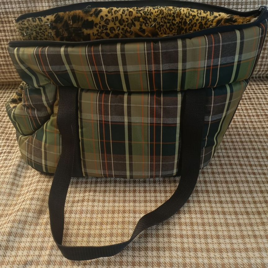 Переноска для кошек и маленьких собак