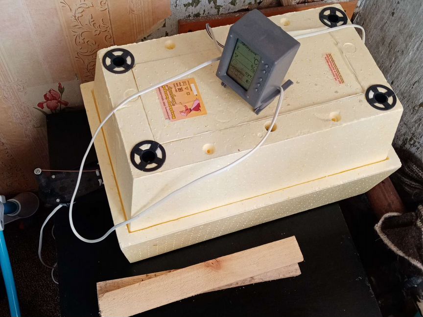 Инкубатор золушка на 28 яиц