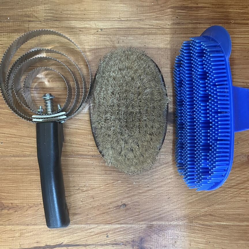 Щетки для лошади