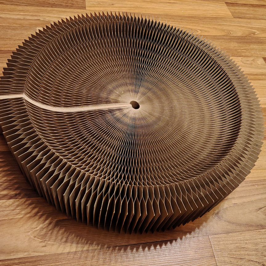 Лежанка-когтеточка для кошек