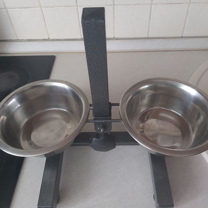 Стойка с мисками для собак