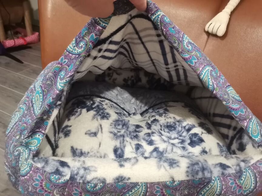 Лежанка с одеялом