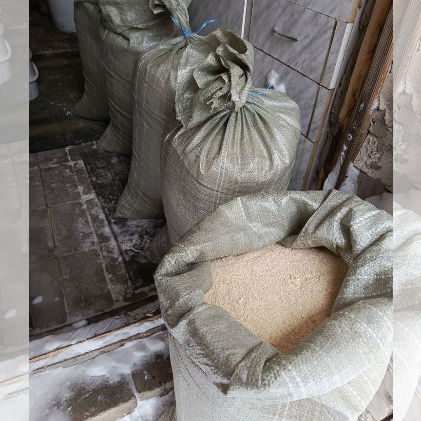 Опилки в мешках