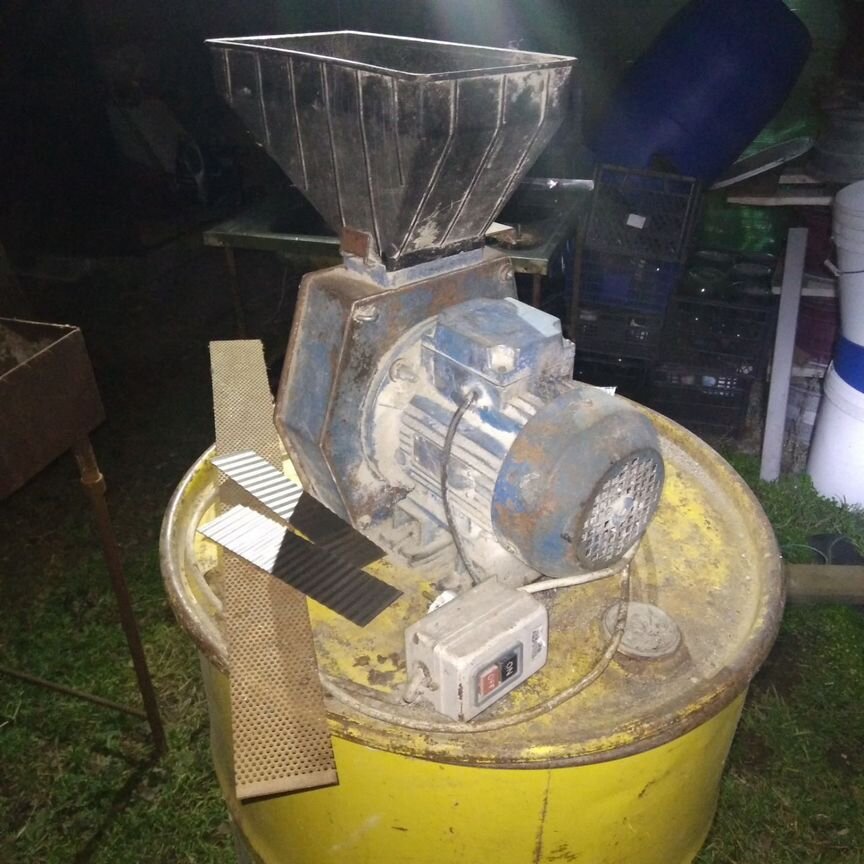 Зернодробилка на 200л бочке