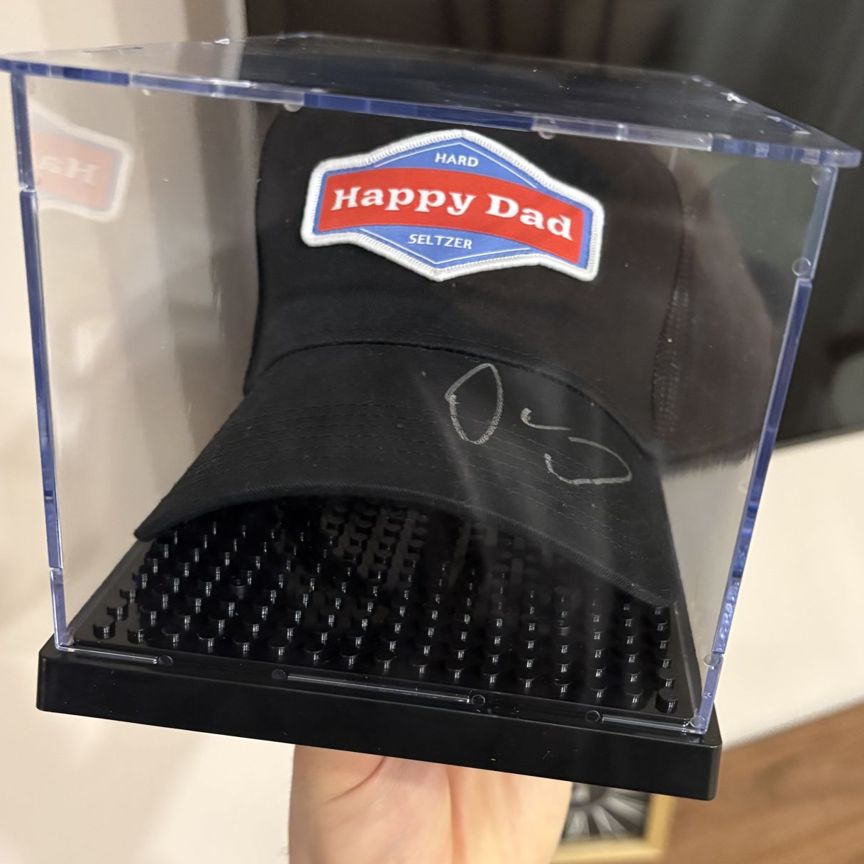 Кепка с автографом